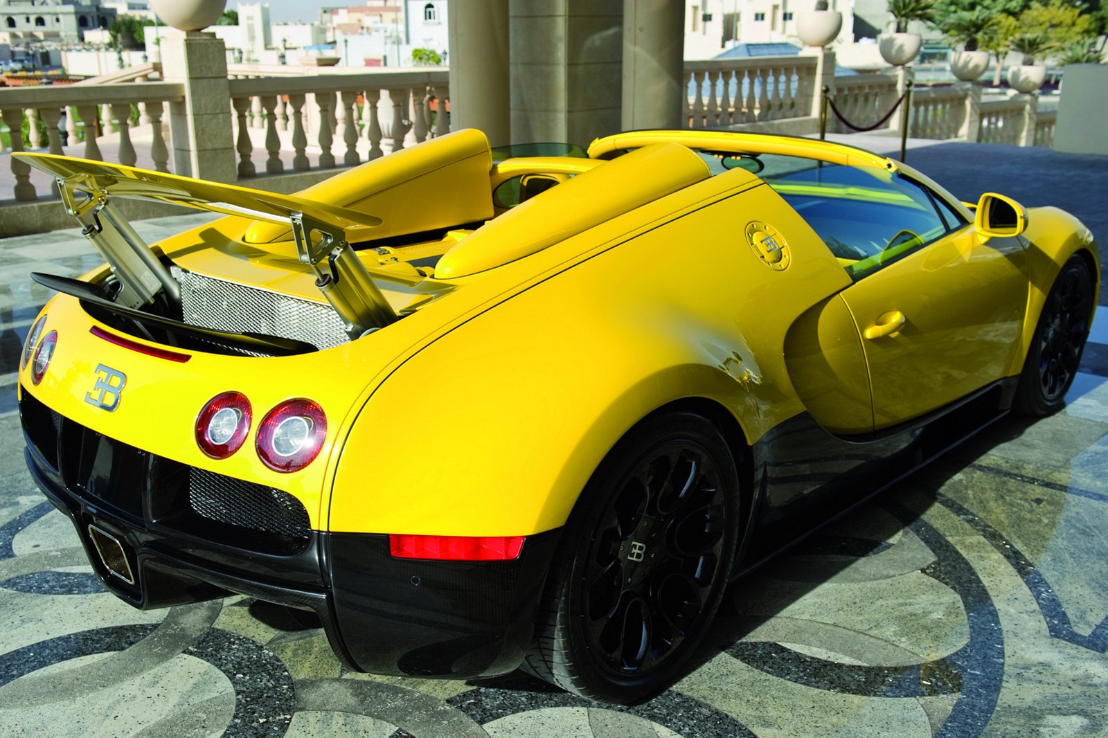 Custom Bugatti Veyron to be unveiled at Qatar 2012 - Automotorblog