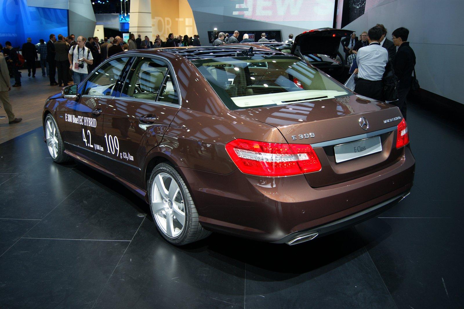 Mercedes extends the hybrid range with E 300 BlueTEC and E 400 ...