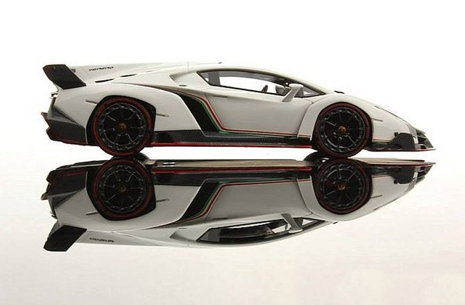 Lamborghini Veneno scale model - Automotorblog