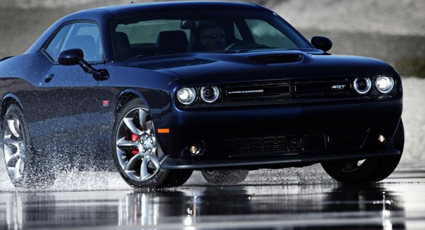 Dodge Challenger SRT Hellcat in POV Drive - Automotorblog