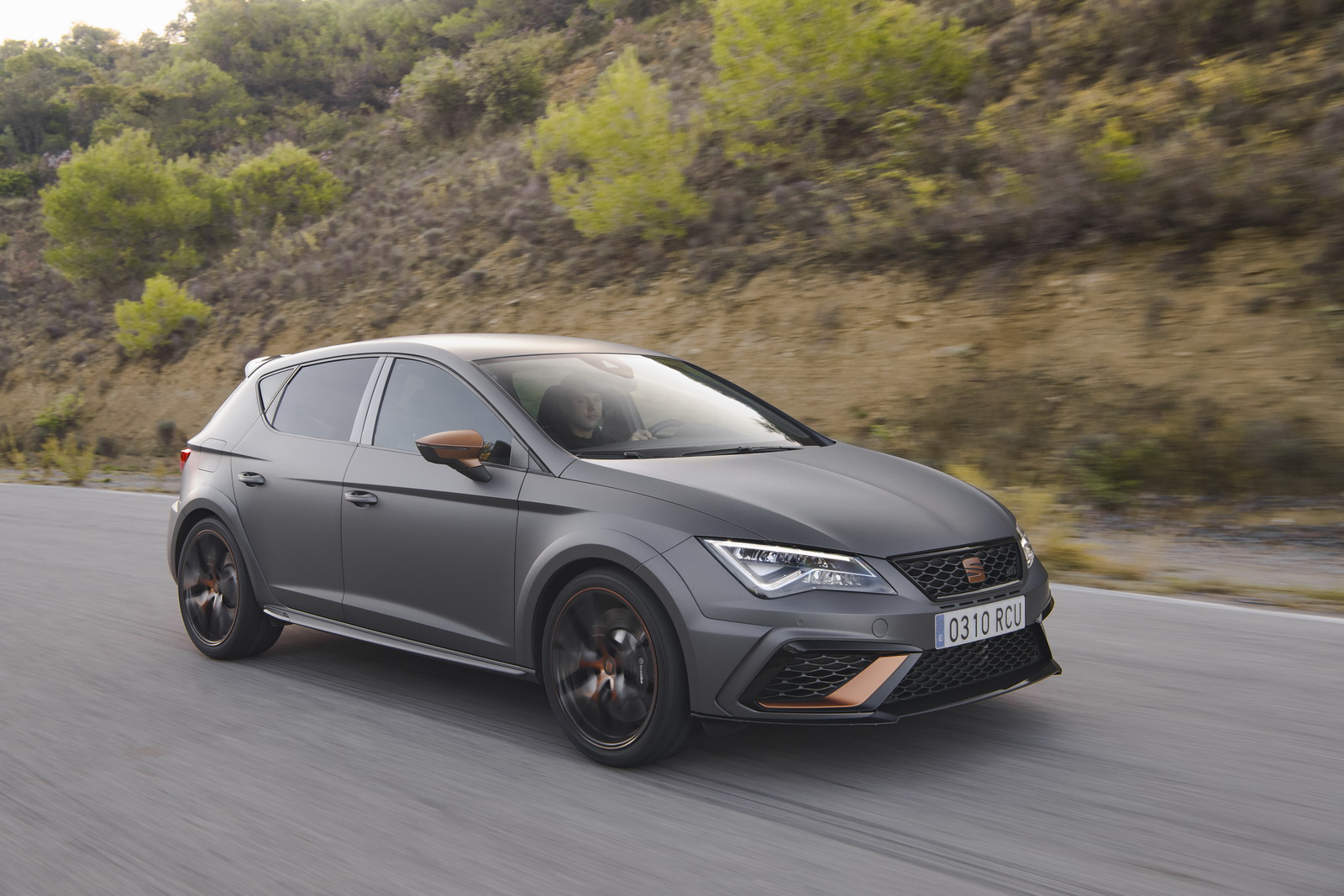 Media Gallery: This Is the All-New 2018 Seat Leon Cupra R - Automotorblog